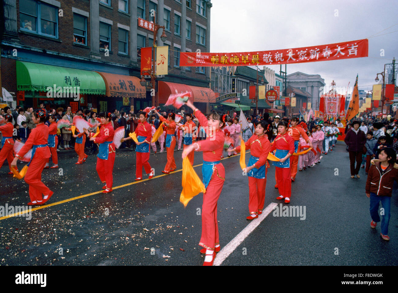 Girls dancing outside festivals hi-res stock photography and images - Alamy