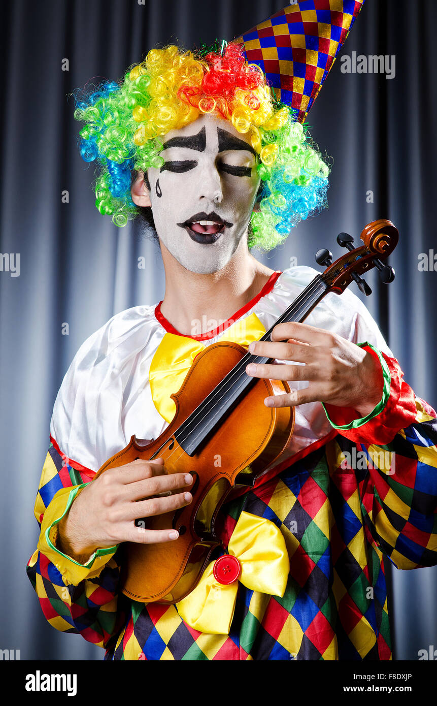 Clown playing on the violin Stock Photo - Alamy