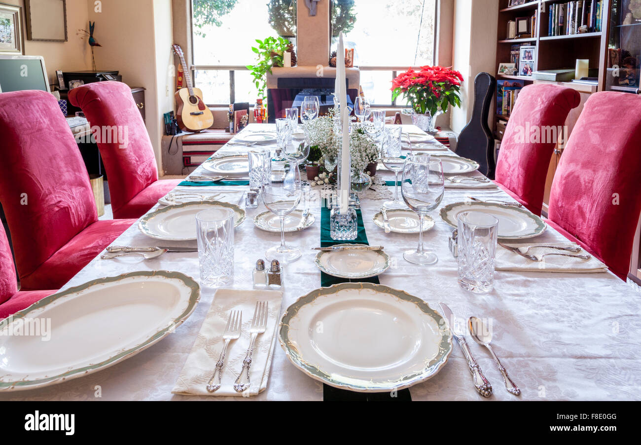 Empty dinner table hi-res stock photography and images - Alamy