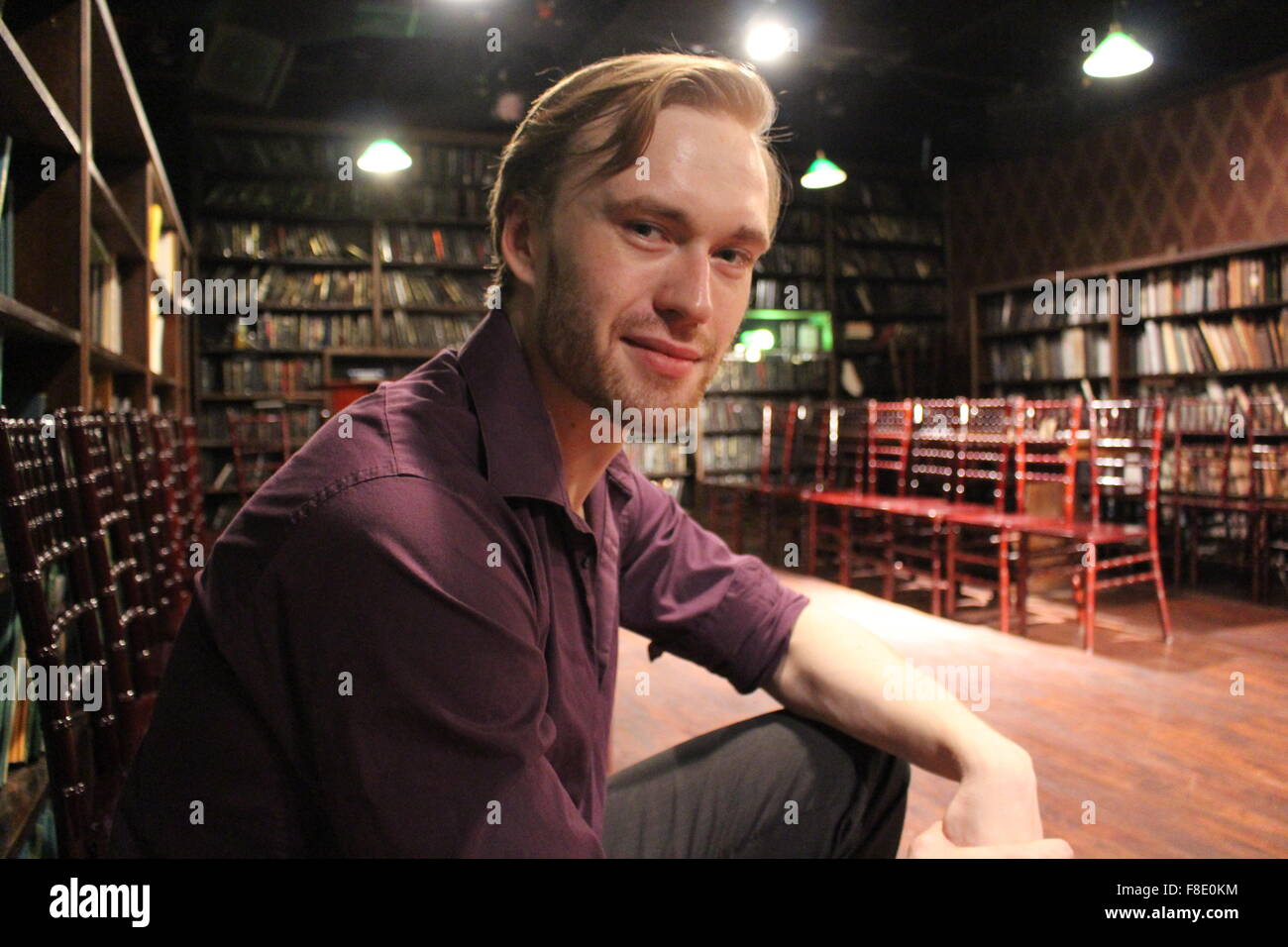 Theater actors lounge hi-res stock photography and images - Alamy