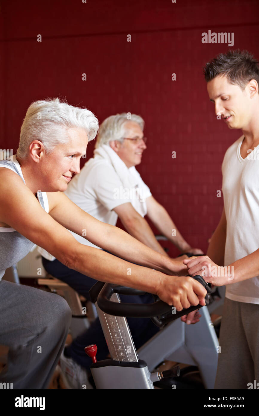 Fitness trainer coaching a class in a spinning room Stock Photo - Alamy