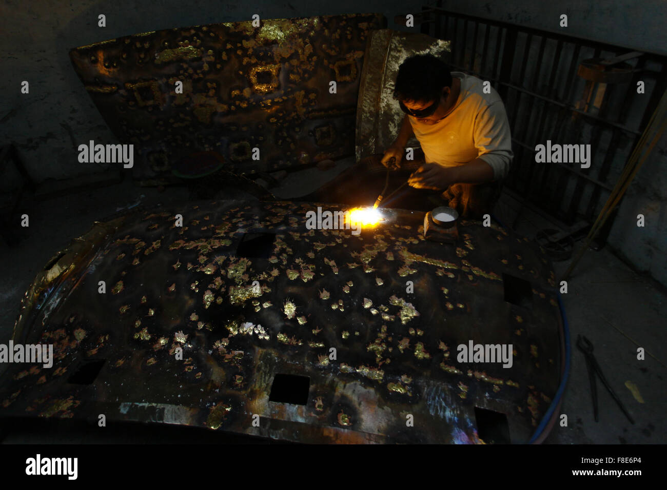 Lalitpur, Nepal. 8th Dec, 2015. A Nepalese artist makes metal sculpture ...