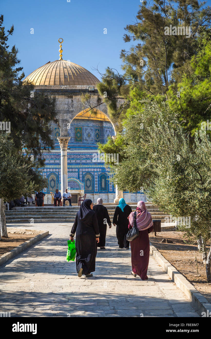 Muslim women on the Temple Mount in Jerusalem, Israel, Middle East ...