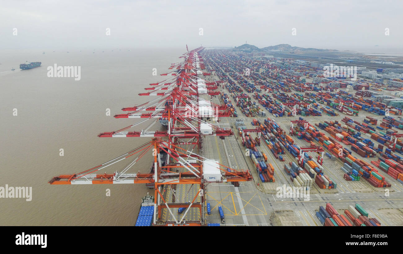 Shanghai container terminal hi-res stock photography and images - Alamy
