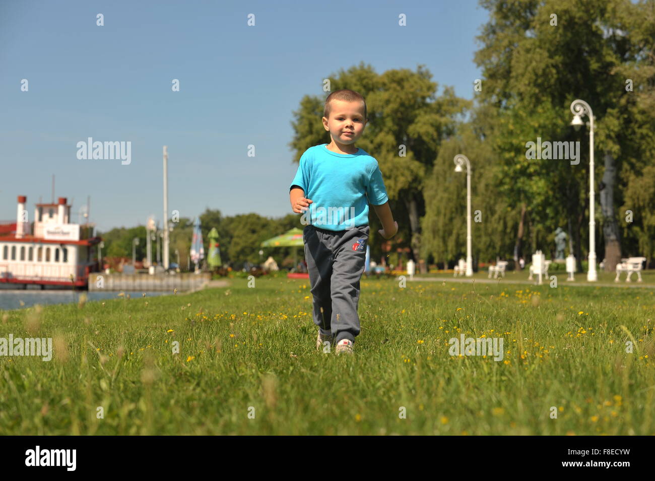 children running on the grass Stock Photo - Alamy