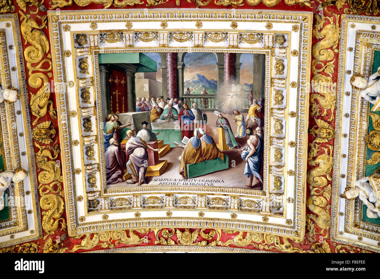 Frescoes lining the vaulted ceiling of the Gallery of Maps in the Vatican Museum Stock Photo - Alamy