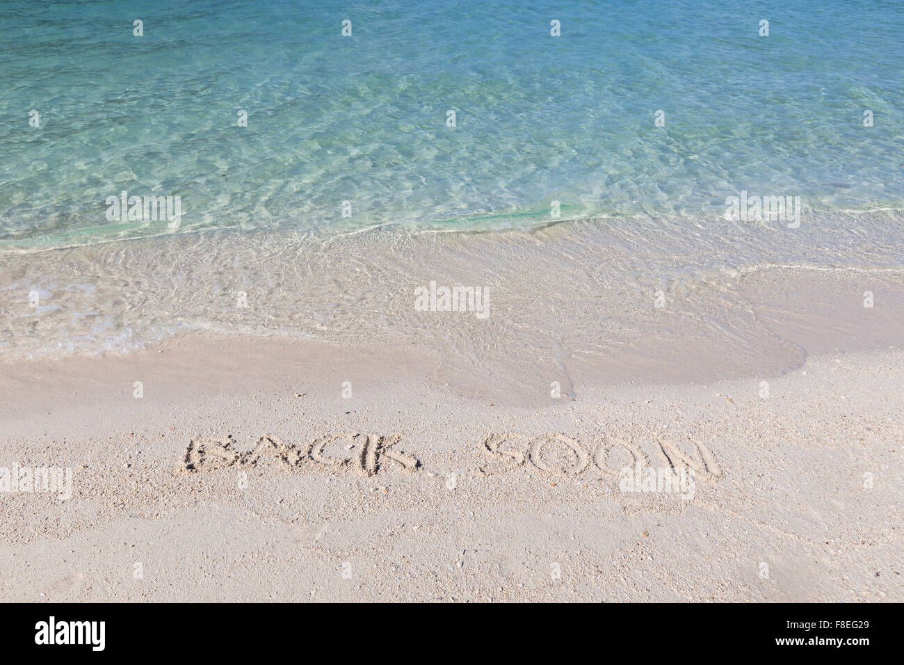 Back soon written out in wet sand on a tropical beach in Thailand Stock ...