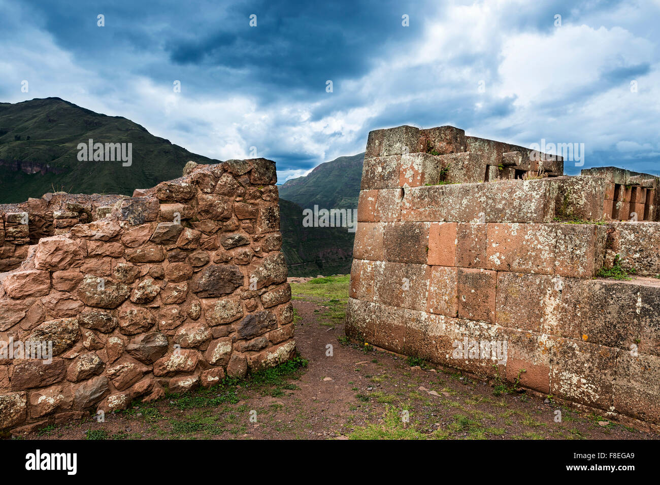 Inca masonry detail of walls at Pisac, in the Sacred Valley, Peru Stock ...