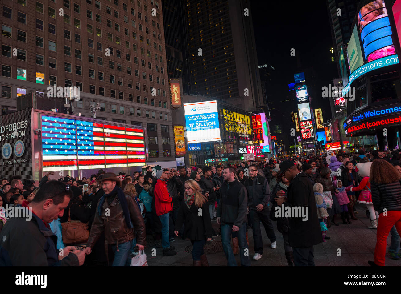 Crowds gather in times square hi-res stock photography and images - Alamy