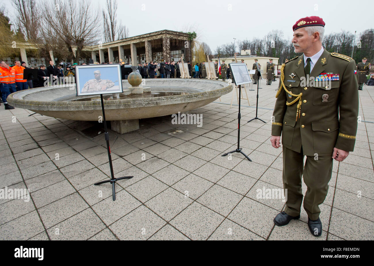 Military funeral soldiers who hi-res stock photography and images - Alamy
