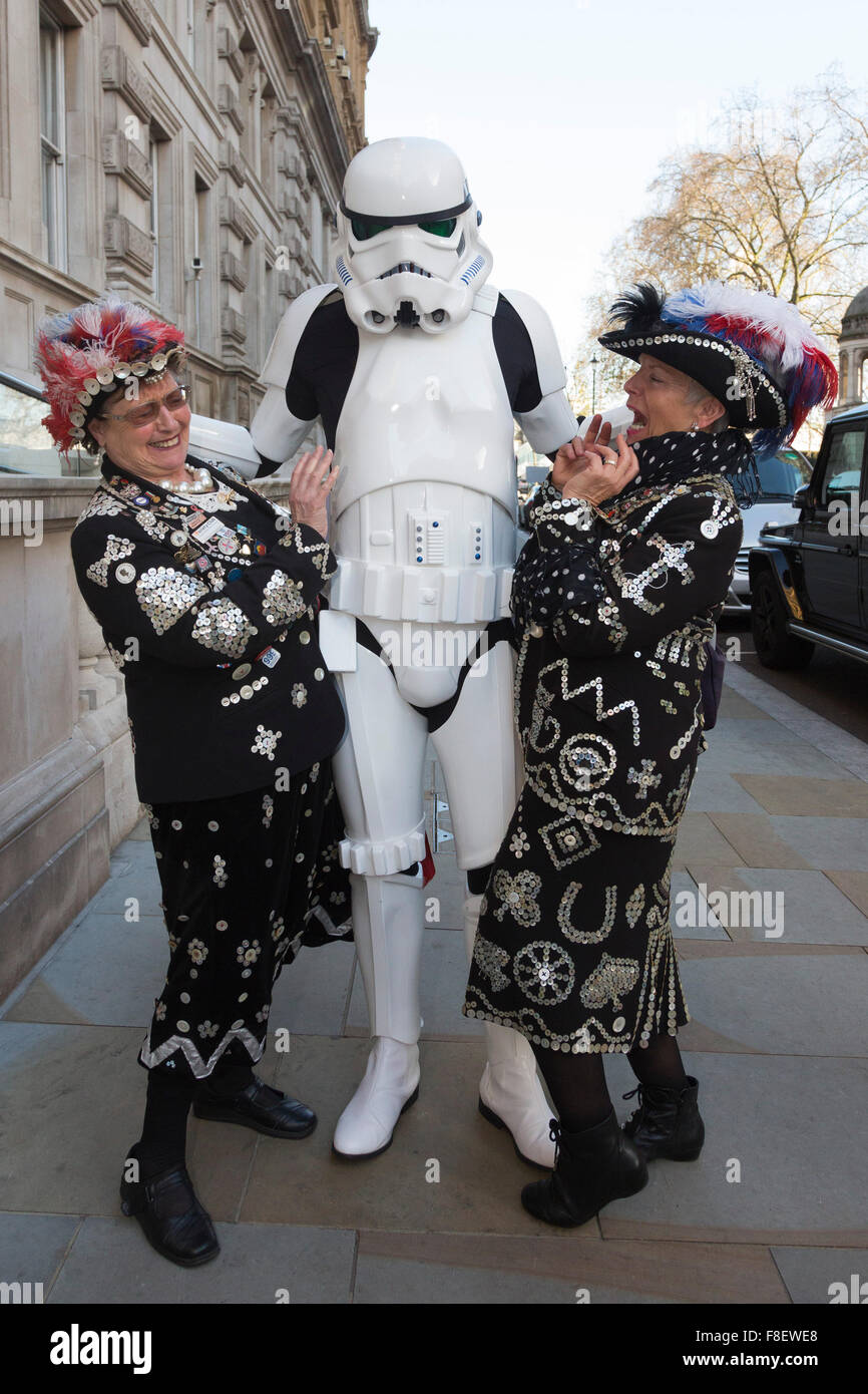 London, UK. 9 December 2015. Two Pearly Queens are scared by a ...
