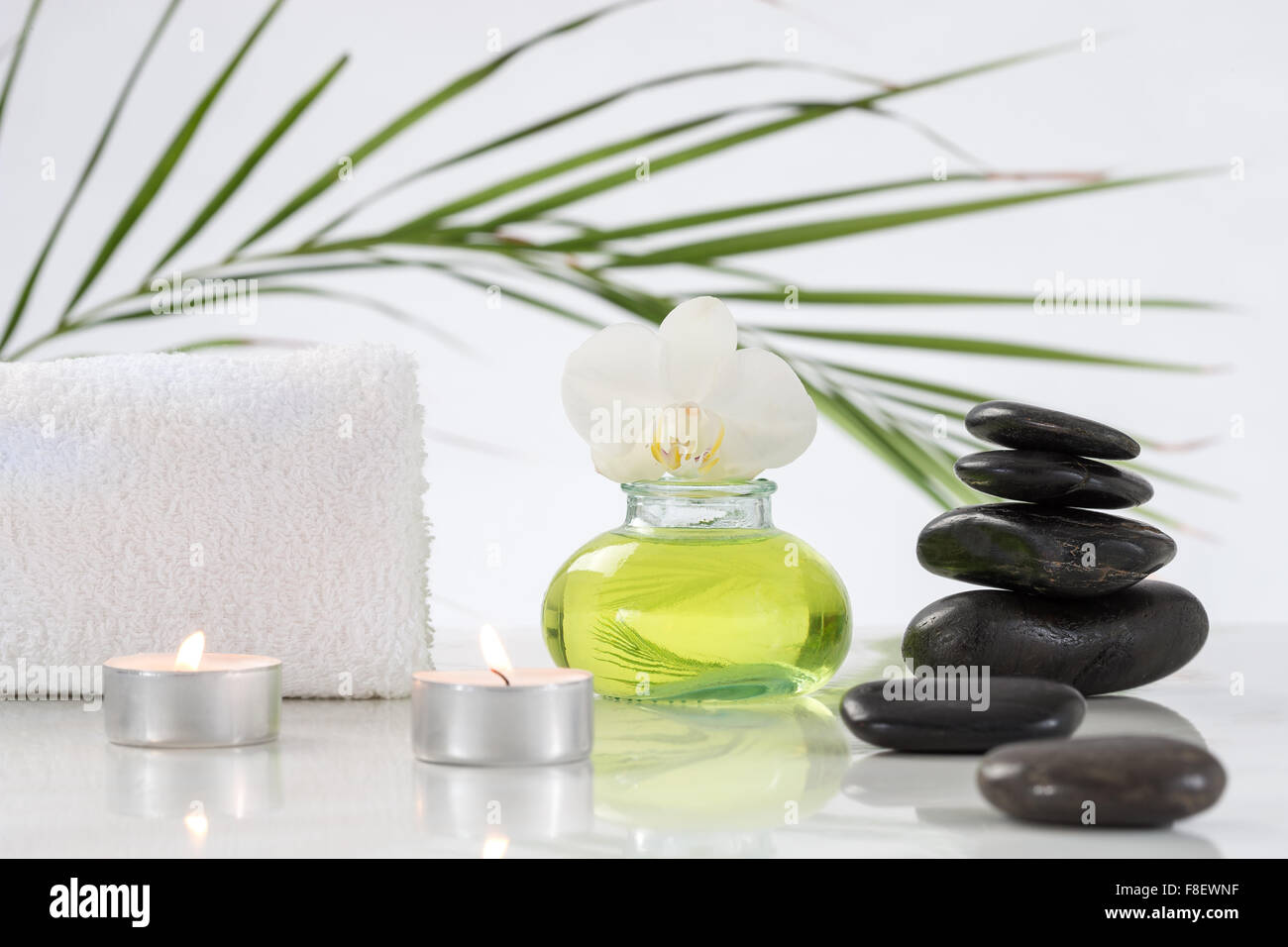 Spa stone green leaf hi-res stock photography and images - Alamy