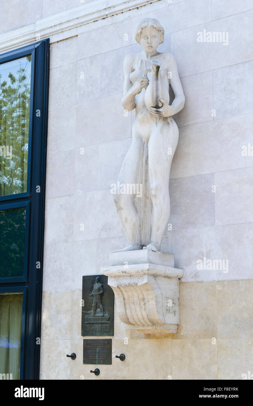 One of many standing statues outside Le Meridien Hotel in Budapest ...