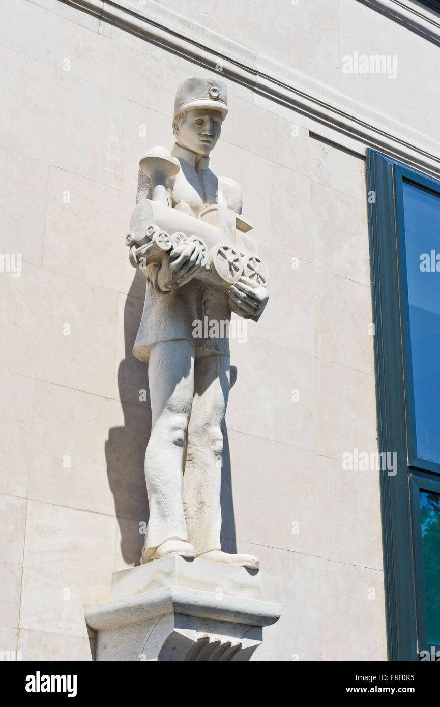 One of many standing statues outside Le Meridien Hotel in Budapest ...