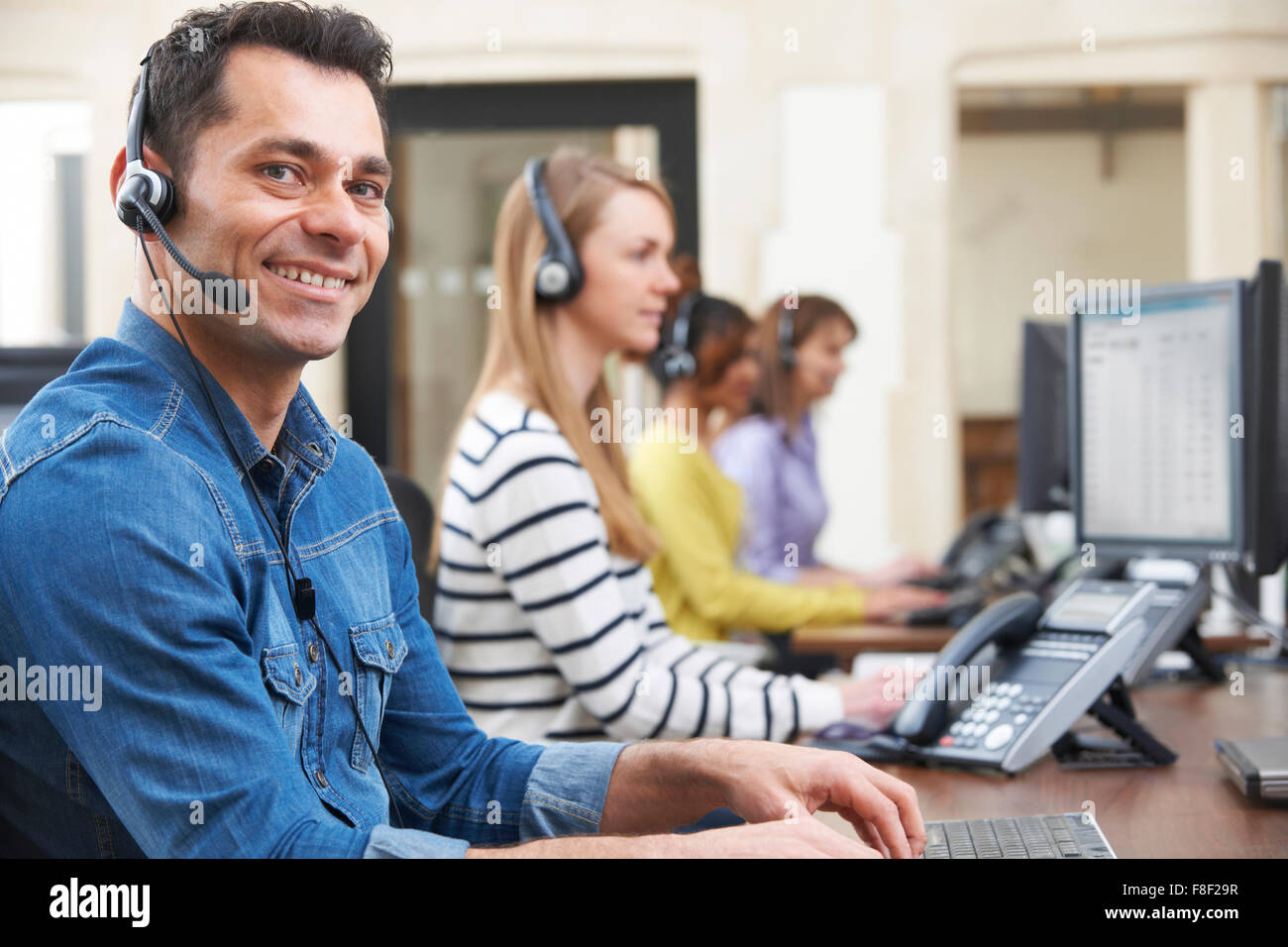 Customer service agent call center hi-res stock photography and images ...