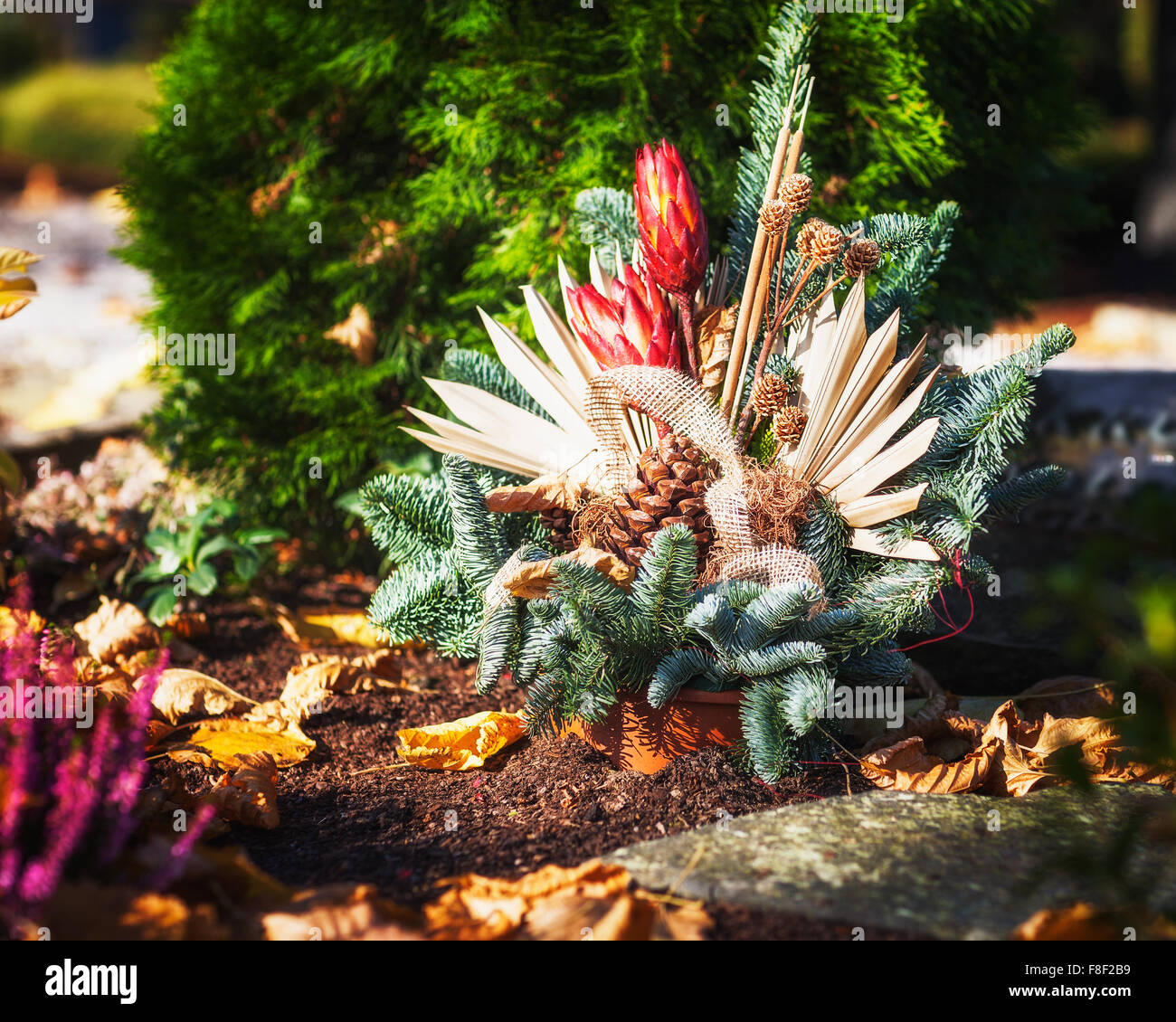 Tomb flower arrangement hi-res stock photography and images - Alamy