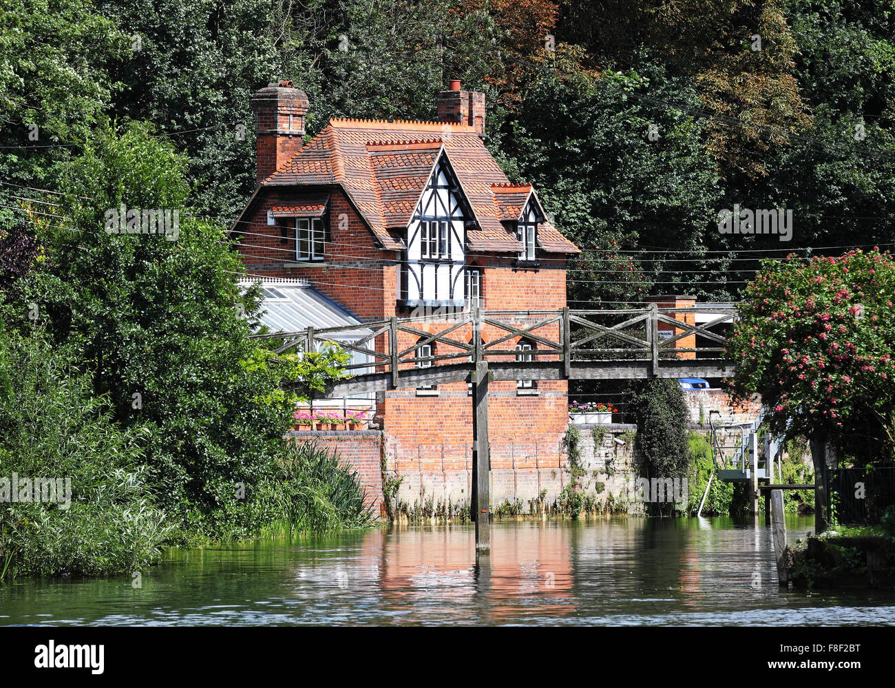 House on the banks of the river thames hi-res stock photography and ...