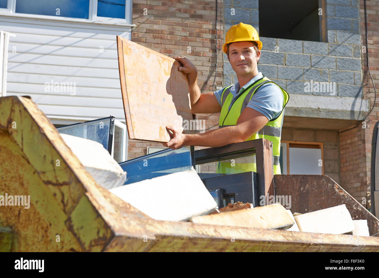 Building site skip hi-res stock photography and images - Alamy