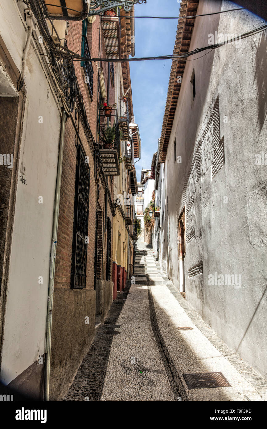 Narrow back street in Granada near the River Darro Stock Photo - Alamy