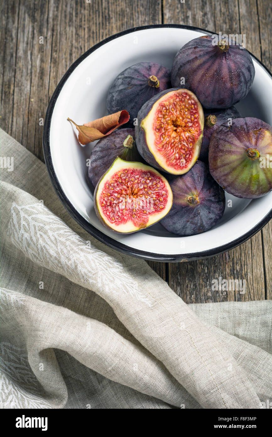 Fresh figs in bowl on rustic wooden background, high angle view Stock ...