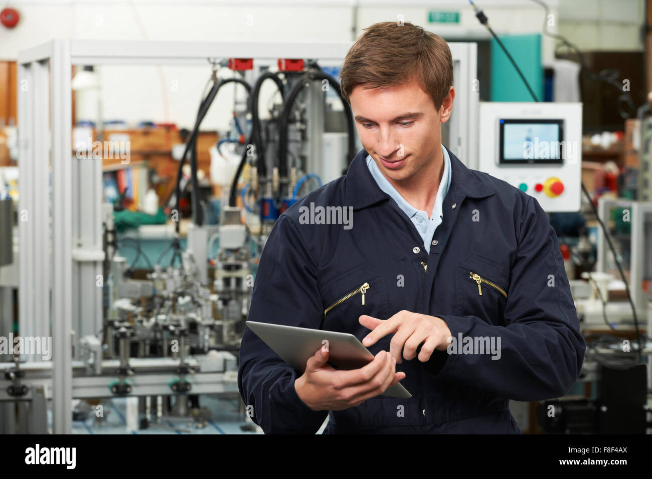 Engineer industry tablet hi-res stock photography and images - Alamy