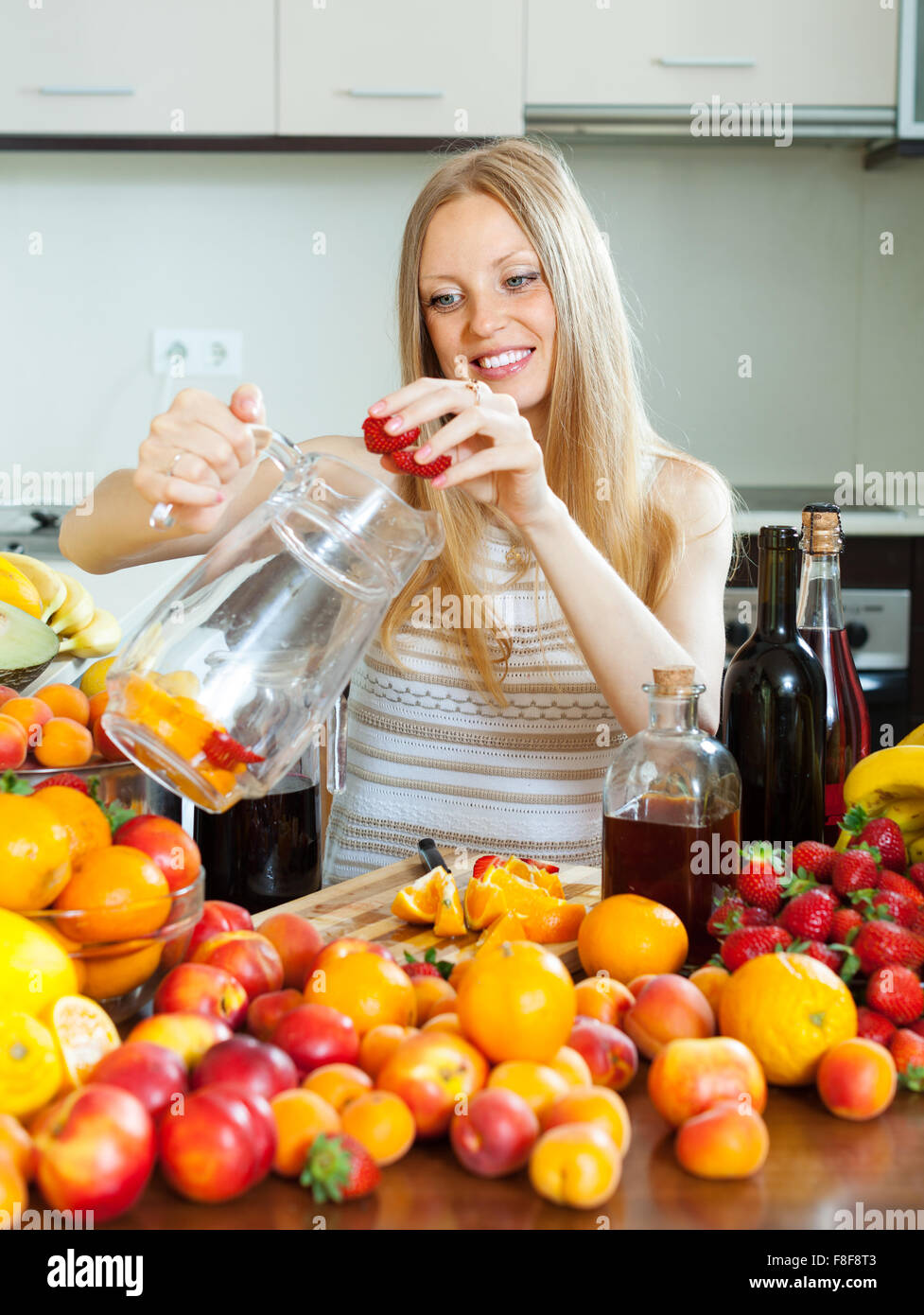 Girl making lemonade hi-res stock photography and images - Alamy