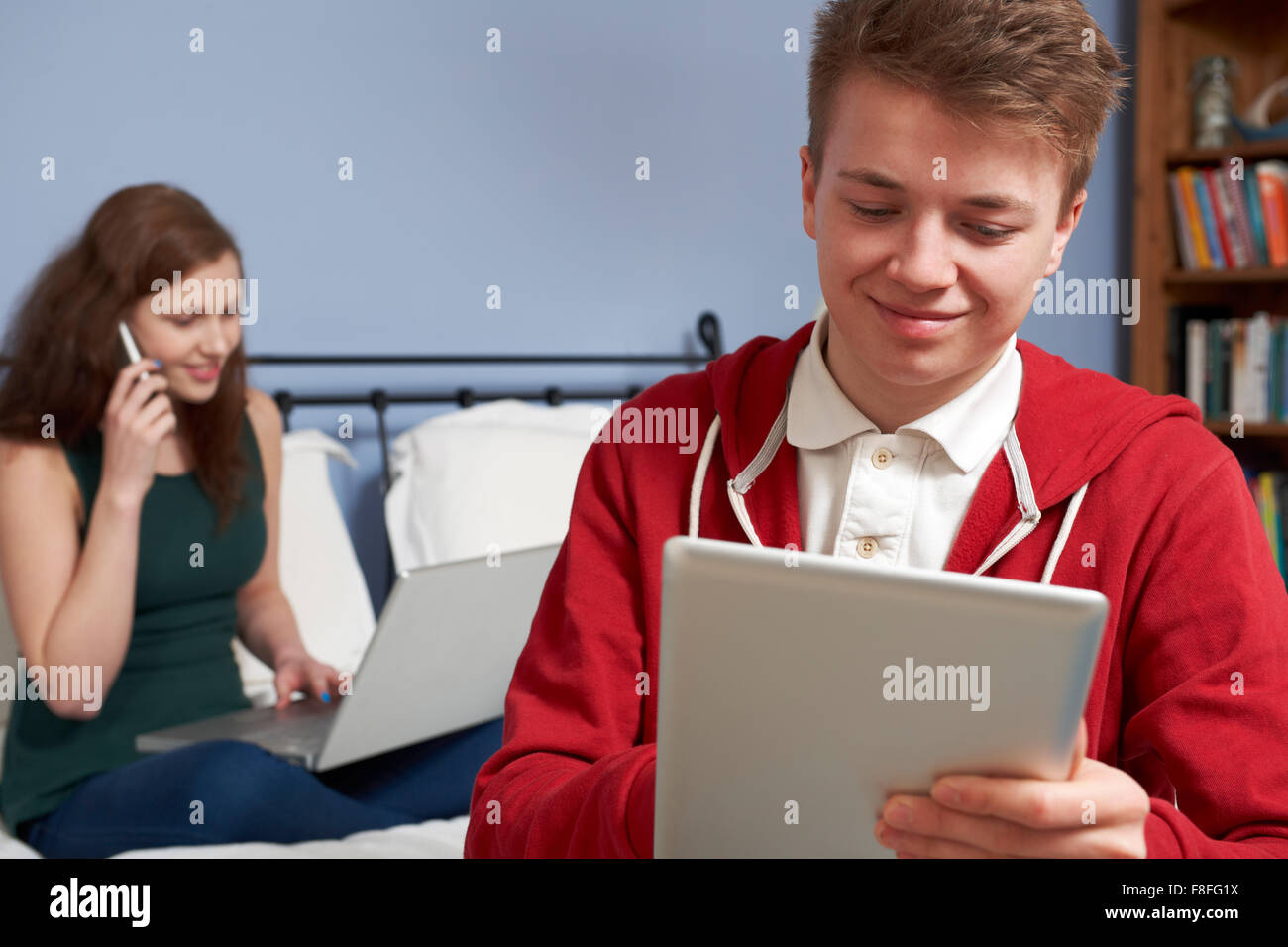 Teenagers Using Digital Technology At Home Stock Photo - Alamy