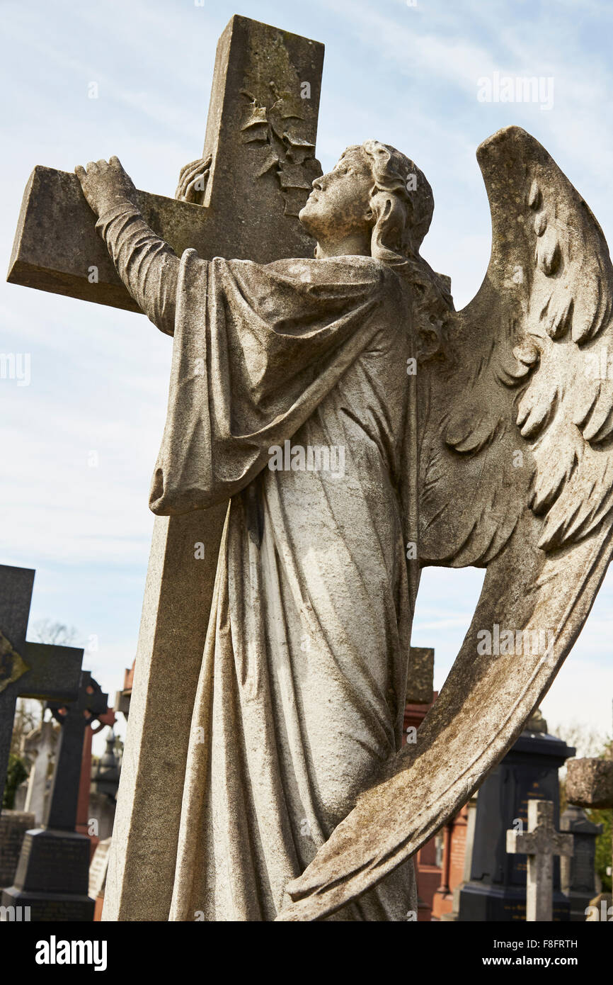 Cemetery statue england hi-res stock photography and images - Alamy