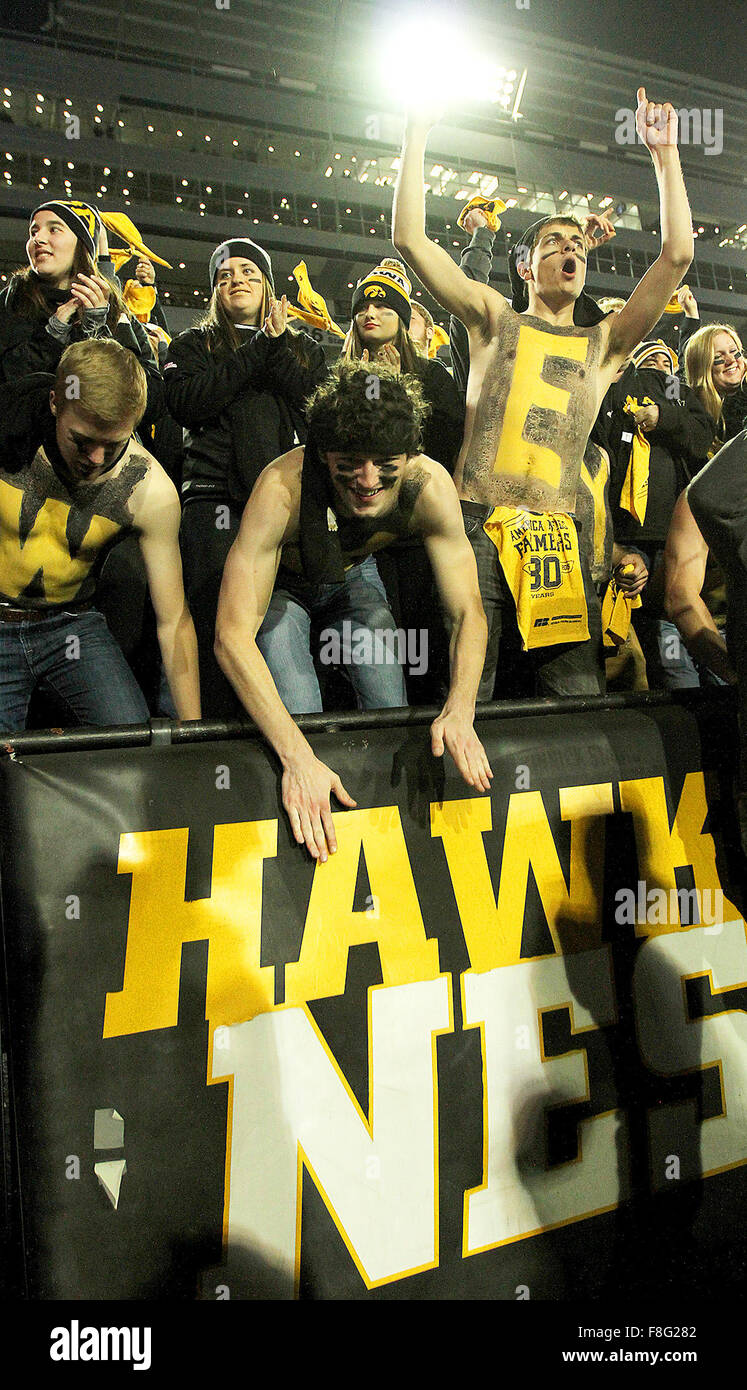 Iowa City, Iowa, USA. 14th Nov, 2015. Universary of Iowa students cheer ...