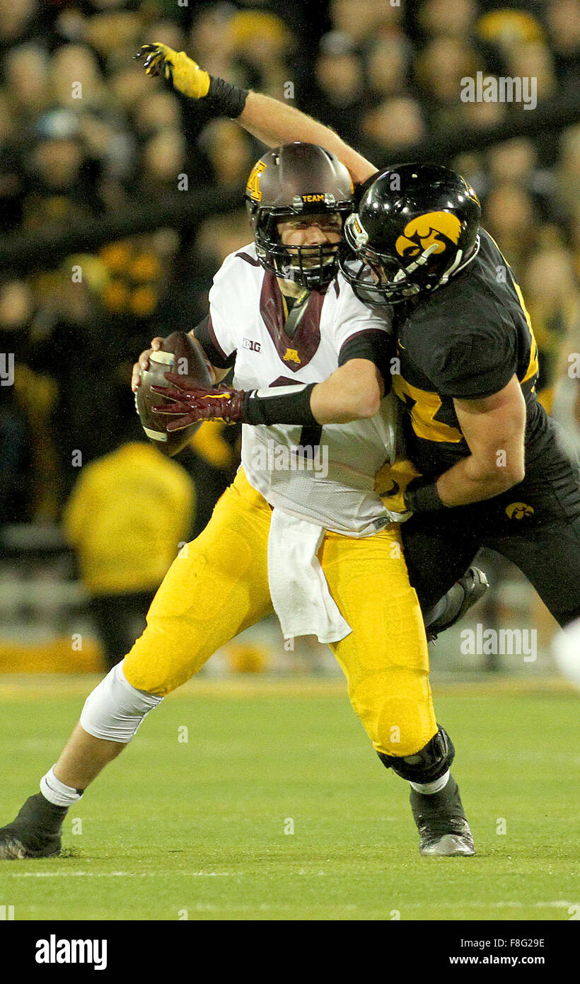 Iowa City, Iowa, USA. 14th Nov, 2015. Minnesota quarterback Mitch ...