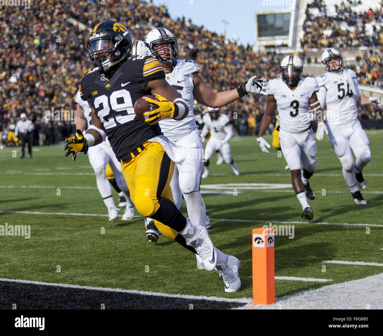 Iowa City, Iowa, USA. 21st Nov, 2015. Iowa Hawkeyes running back LeShun ...