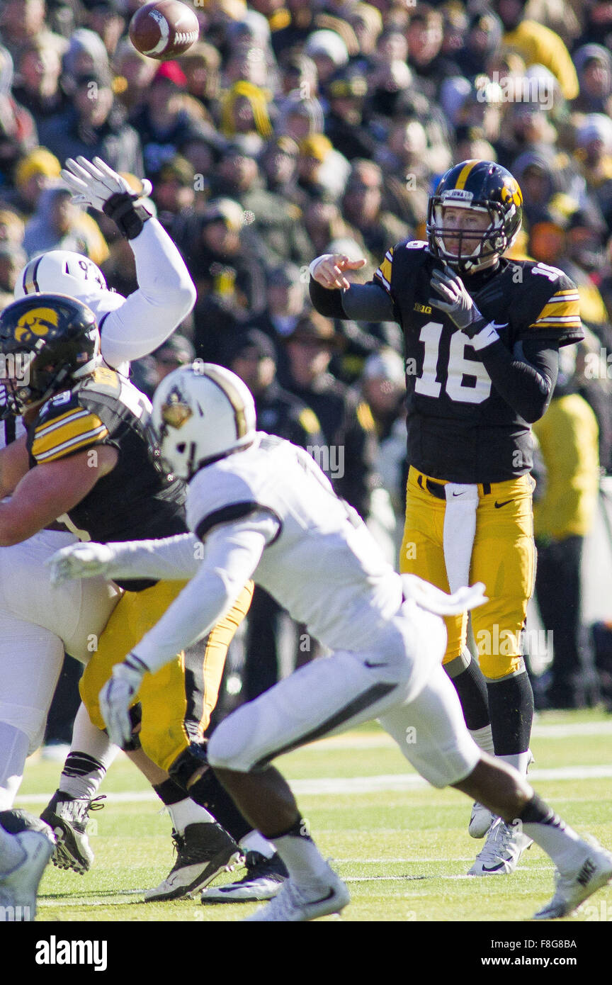 Iowa City, Iowa, USA. 21st Nov, 2015. Iowa Hawkeyes quarterback C.J ...