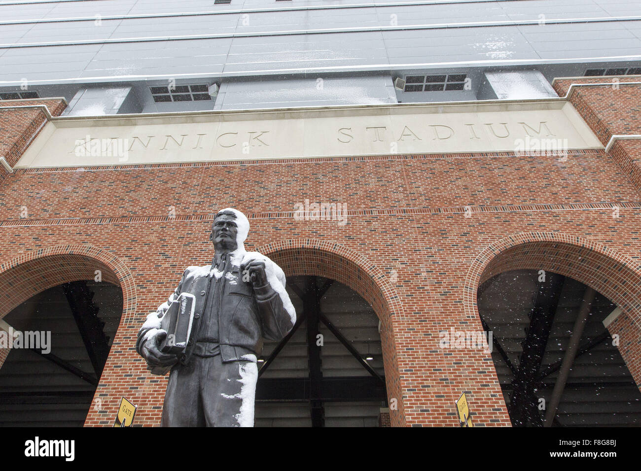 Iowa City, Iowa, USA. 21st Nov, 2015. The Nile Kinnick statue outside ...