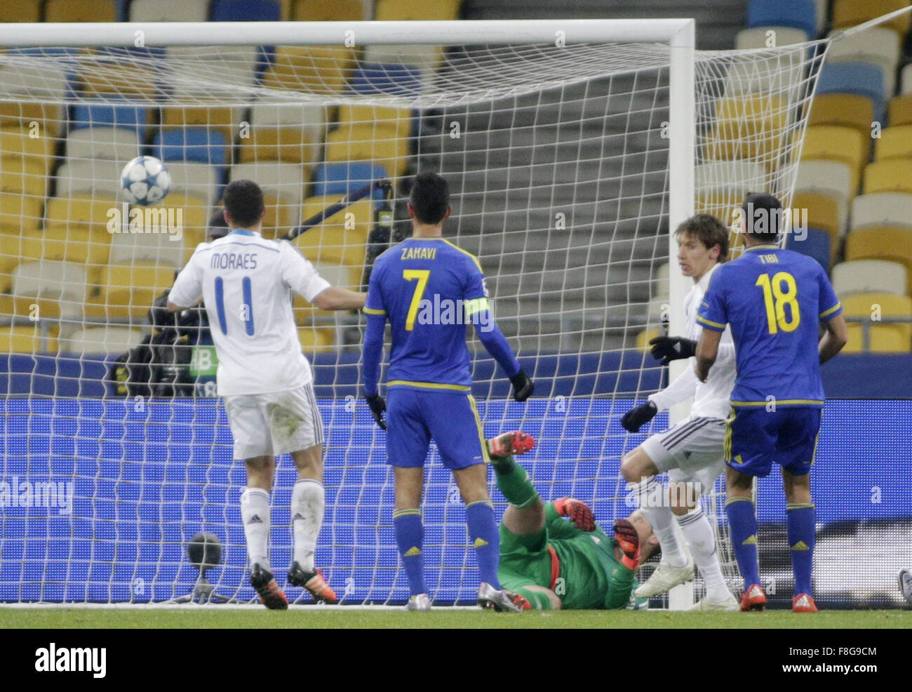 Kiev, Ukraine. 4th Dec, 2015. Denys Garmash (2R) of Dynamo scores a ...