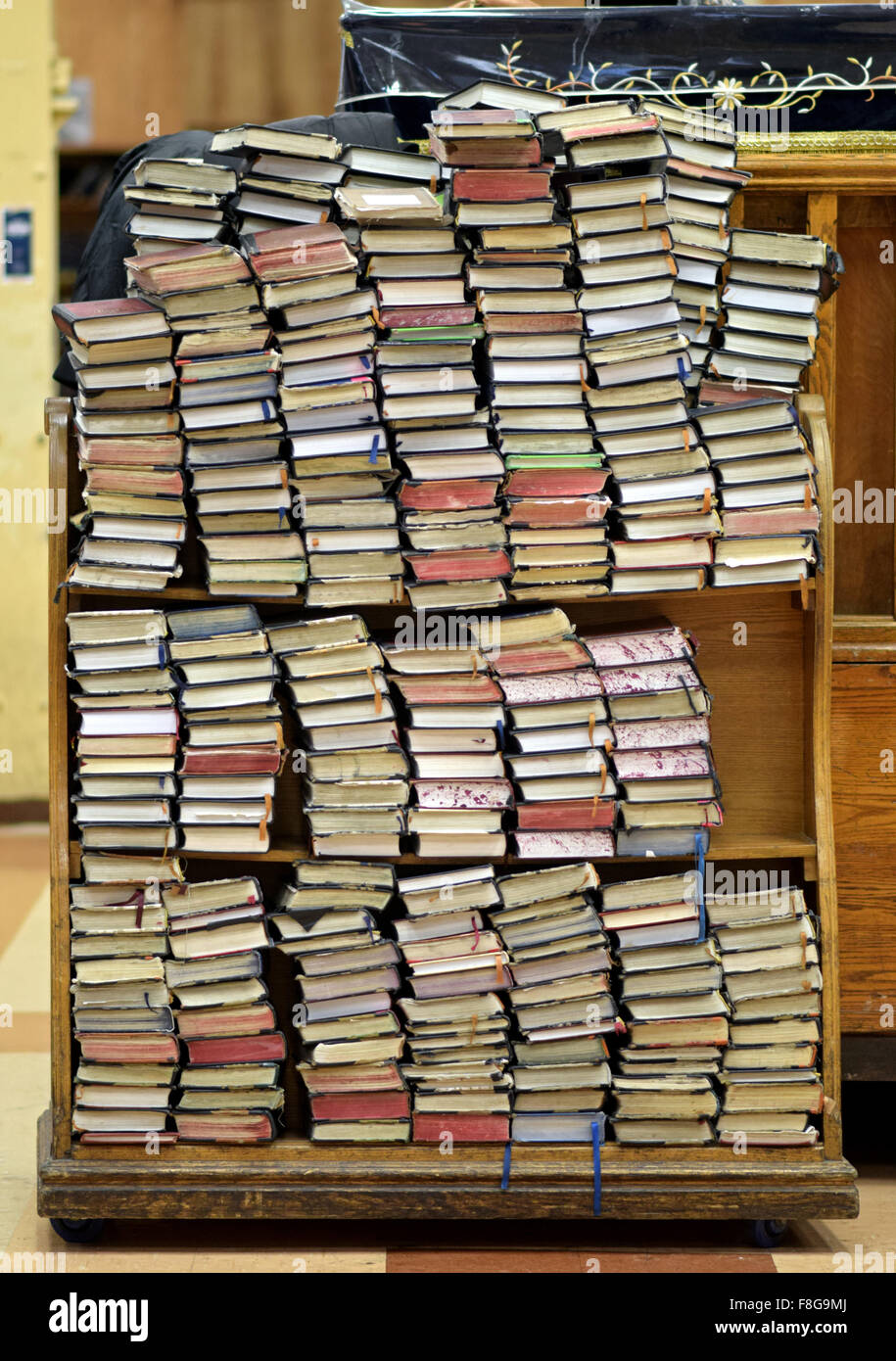 Piled books hi-res stock photography and images - Alamy