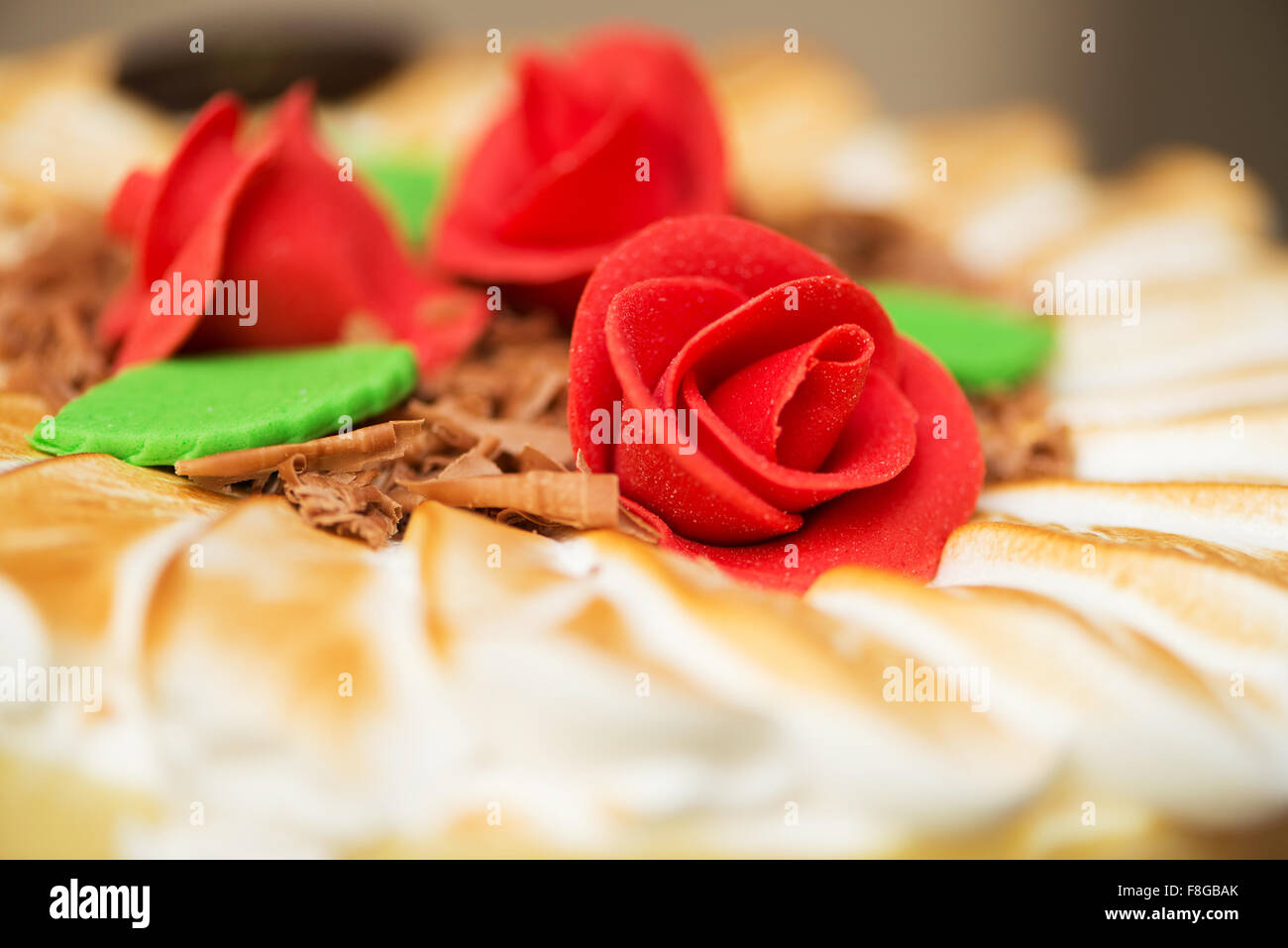 Topping of cake with cream Stock Photo - Alamy