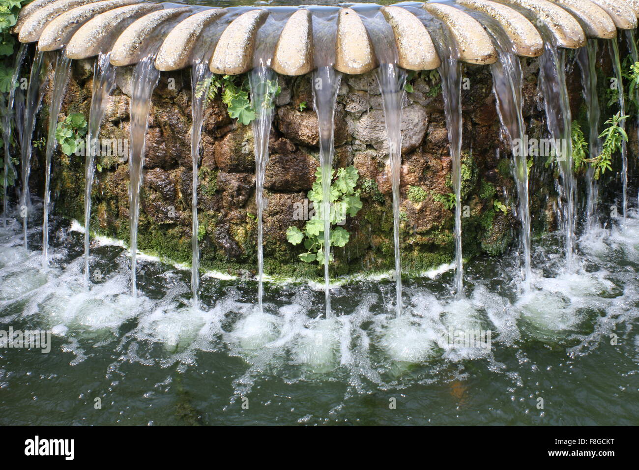 Circular pond with fountain hi-res stock photography and images - Alamy