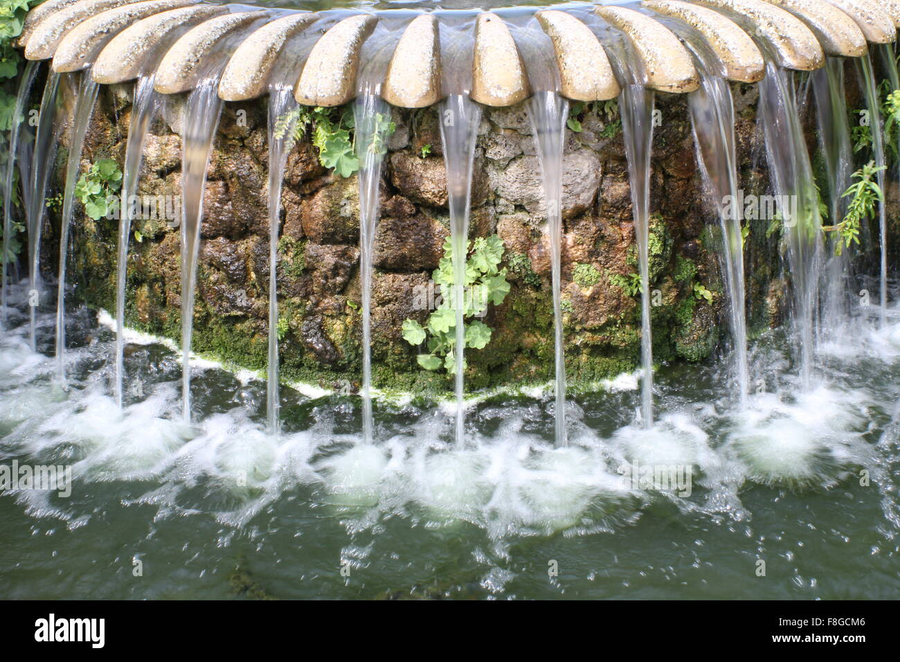 Circular pond with fountain hi-res stock photography and images - Alamy