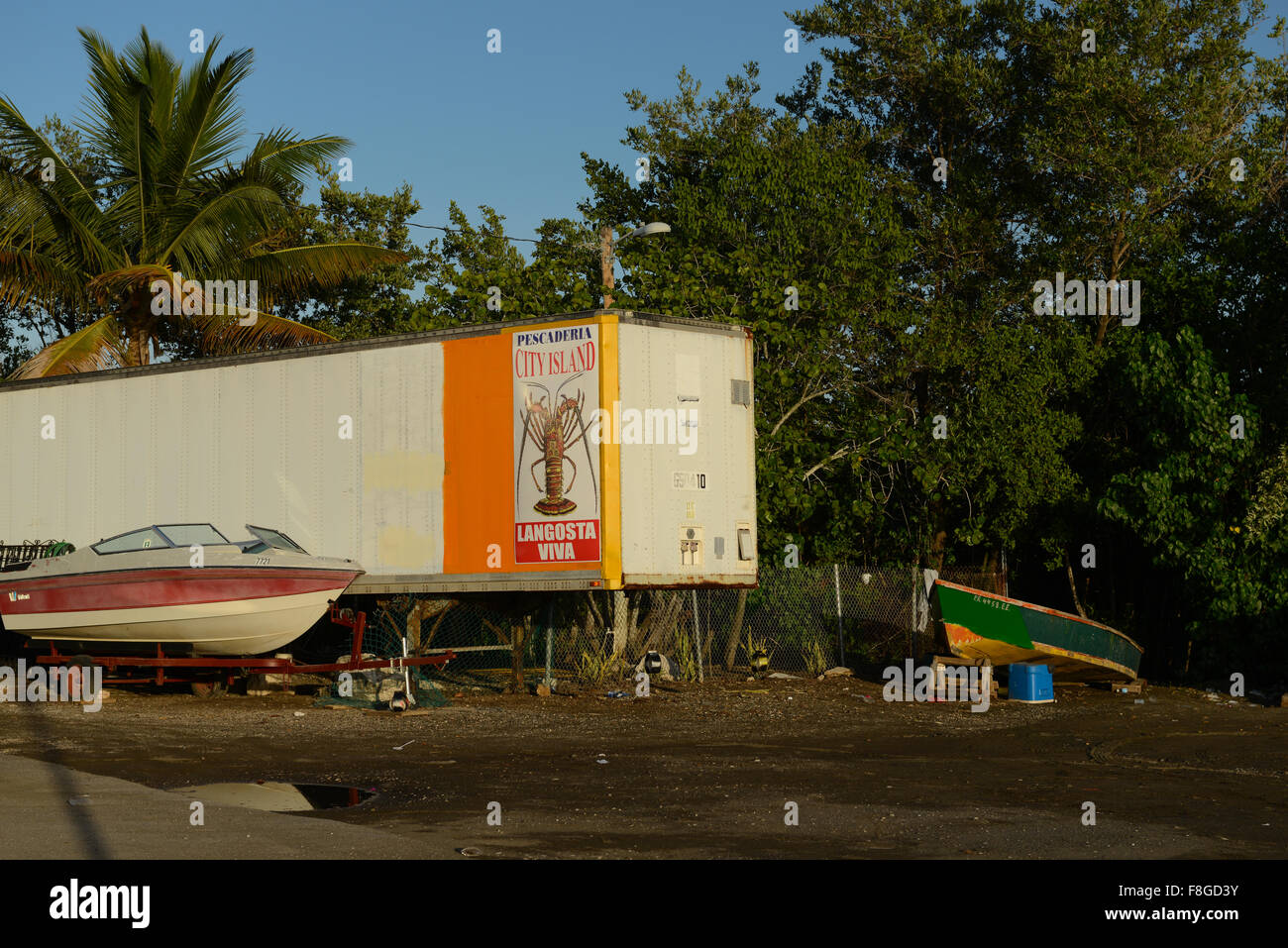 Seafood in container container hi-res stock photography and images - Alamy