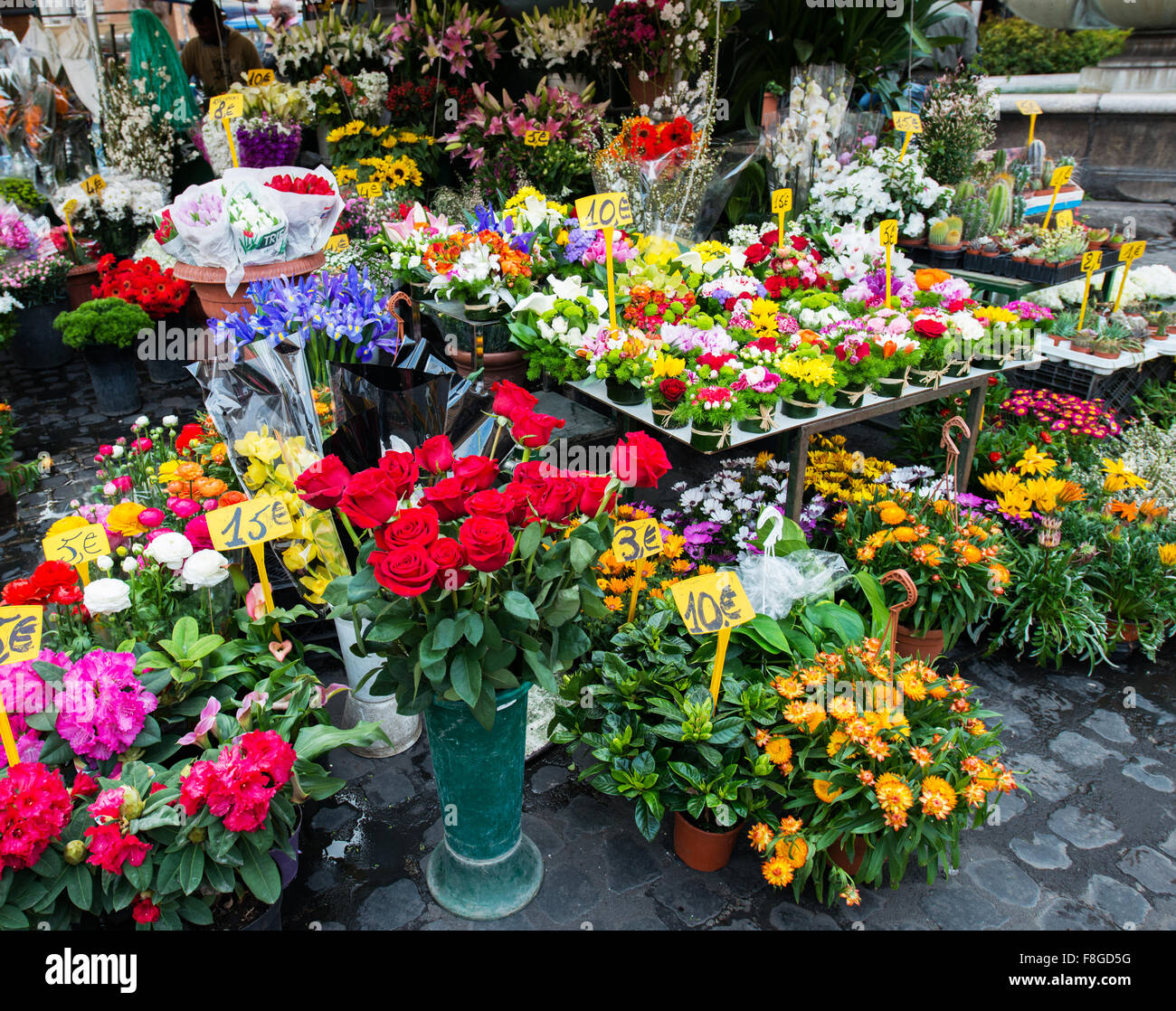 Street flower shop with colourful flowers Stock Photo - Alamy
