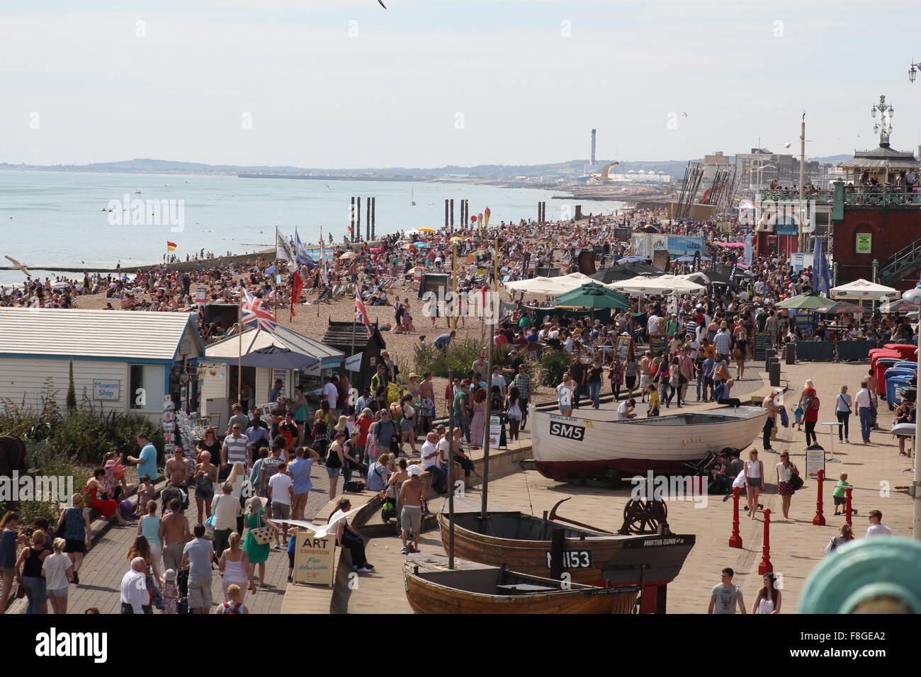 Busy beach brighton uk hi-res stock photography and images - Alamy