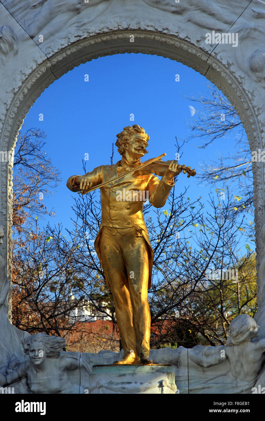 Golden statue of strauss hi-res stock photography and images - Alamy