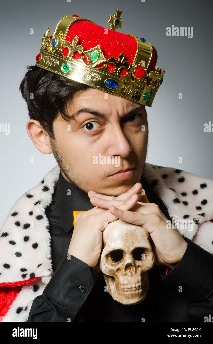 Skull wearing crown of royalty hi-res stock photography and images - Alamy