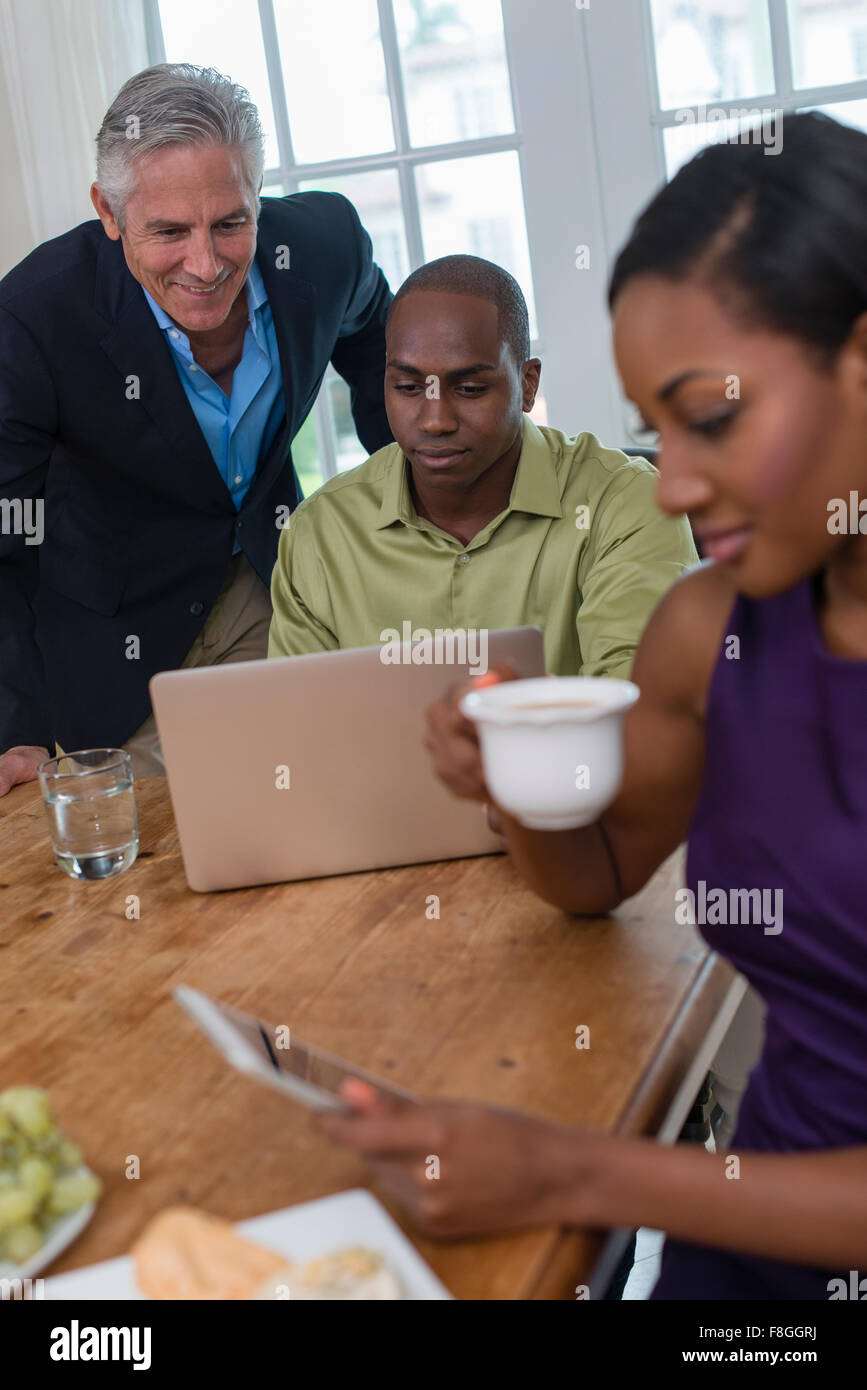 African woman laptop beach hi-res stock photography and images - Alamy