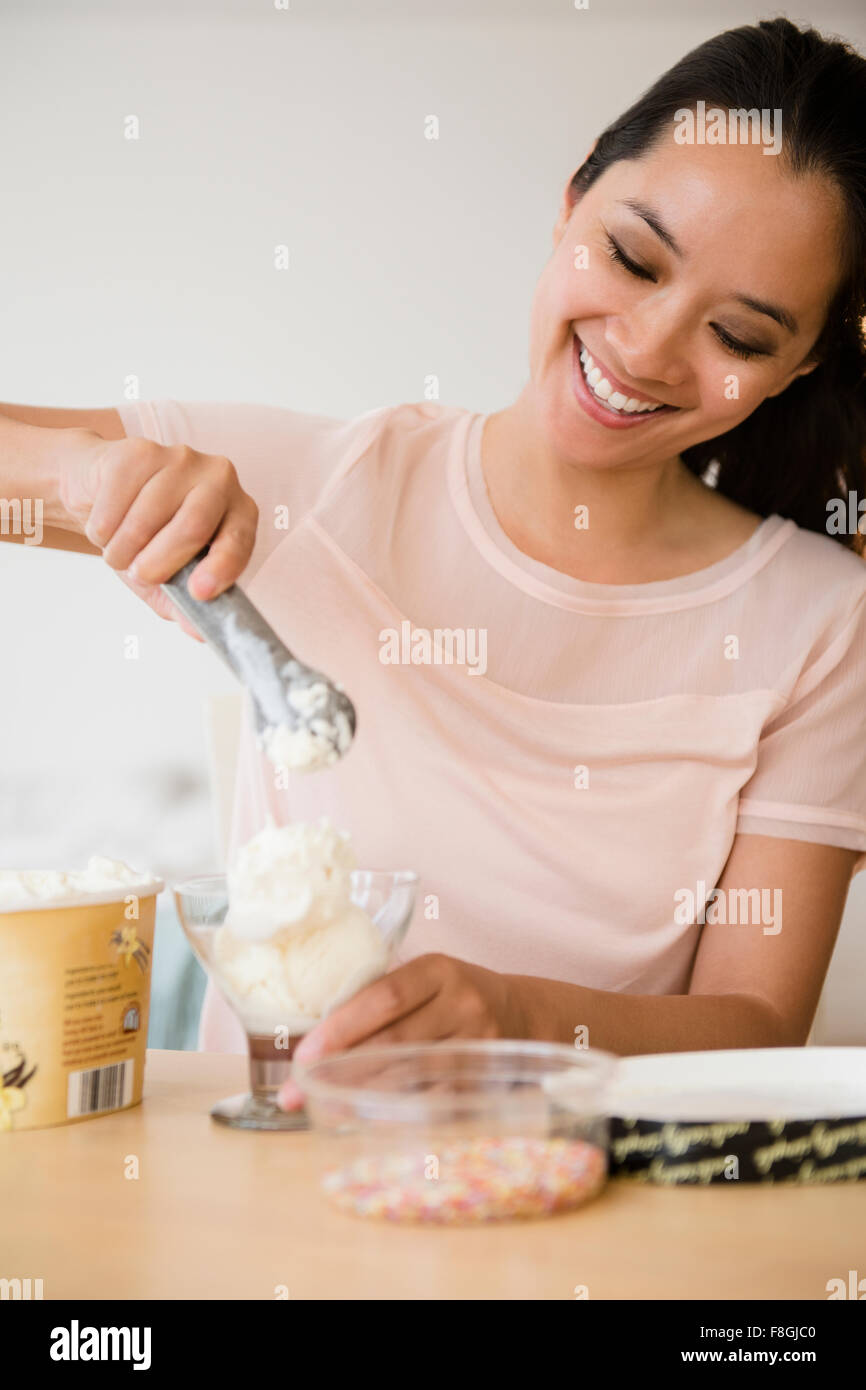 Scooping hi-res stock photography and images - Alamy