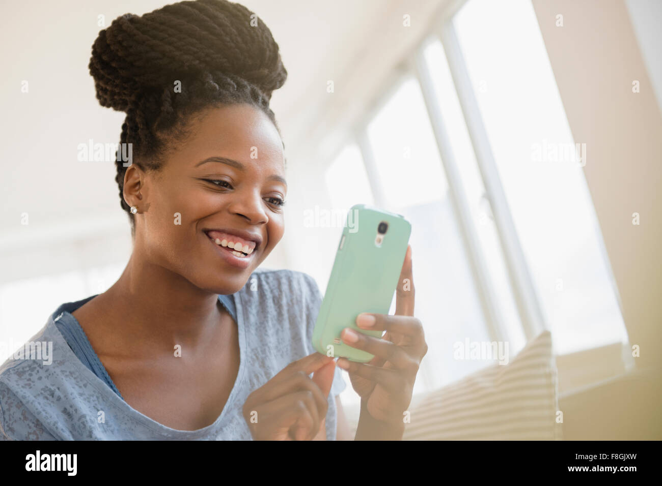 Black woman using cell phone Stock Photo - Alamy