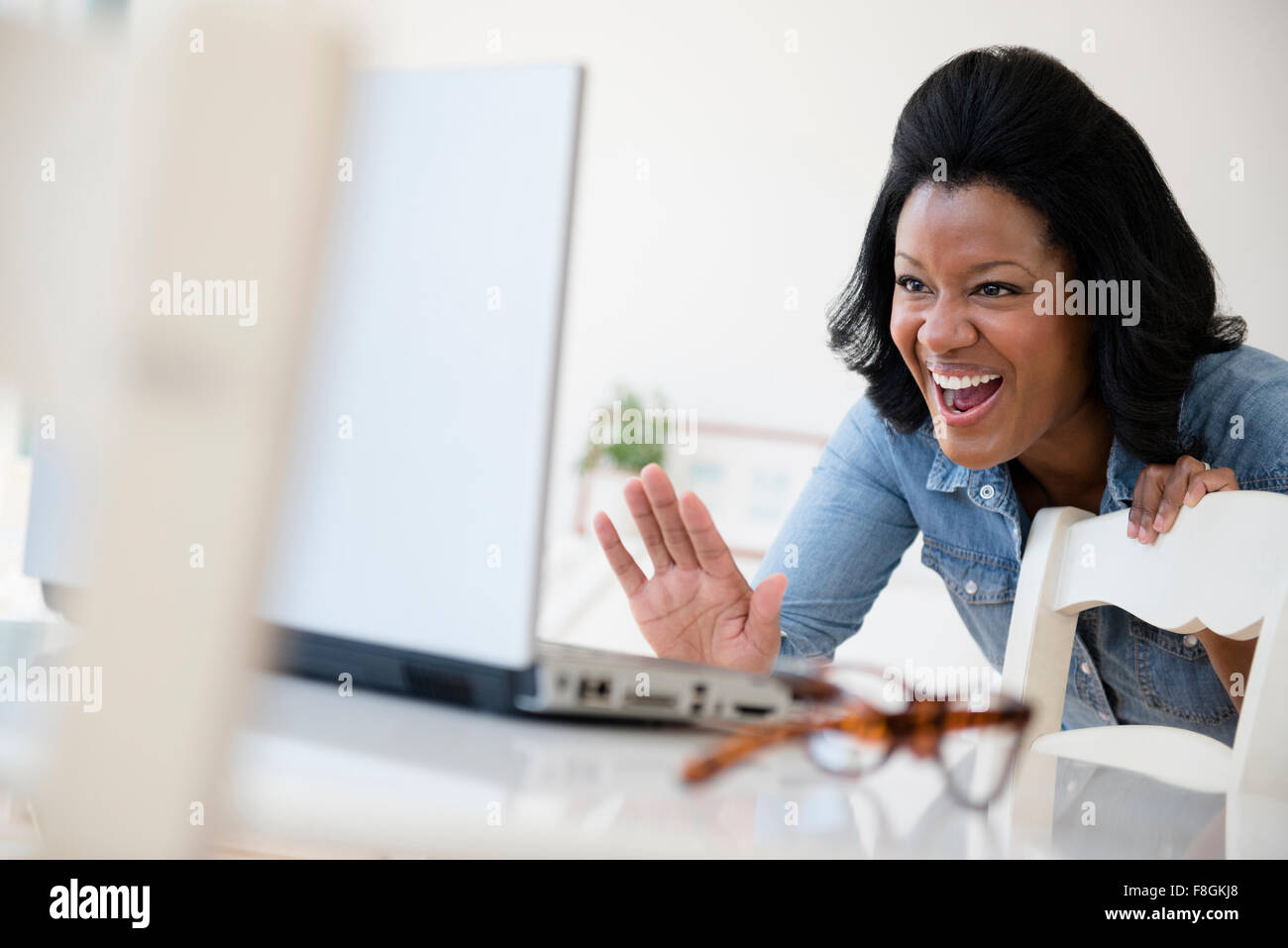 Black woman laptop hi-res stock photography and images - Alamy