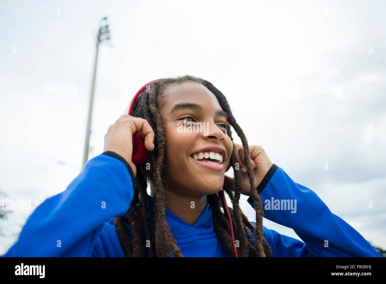 Children listening hi-res stock photography and images - Alamy