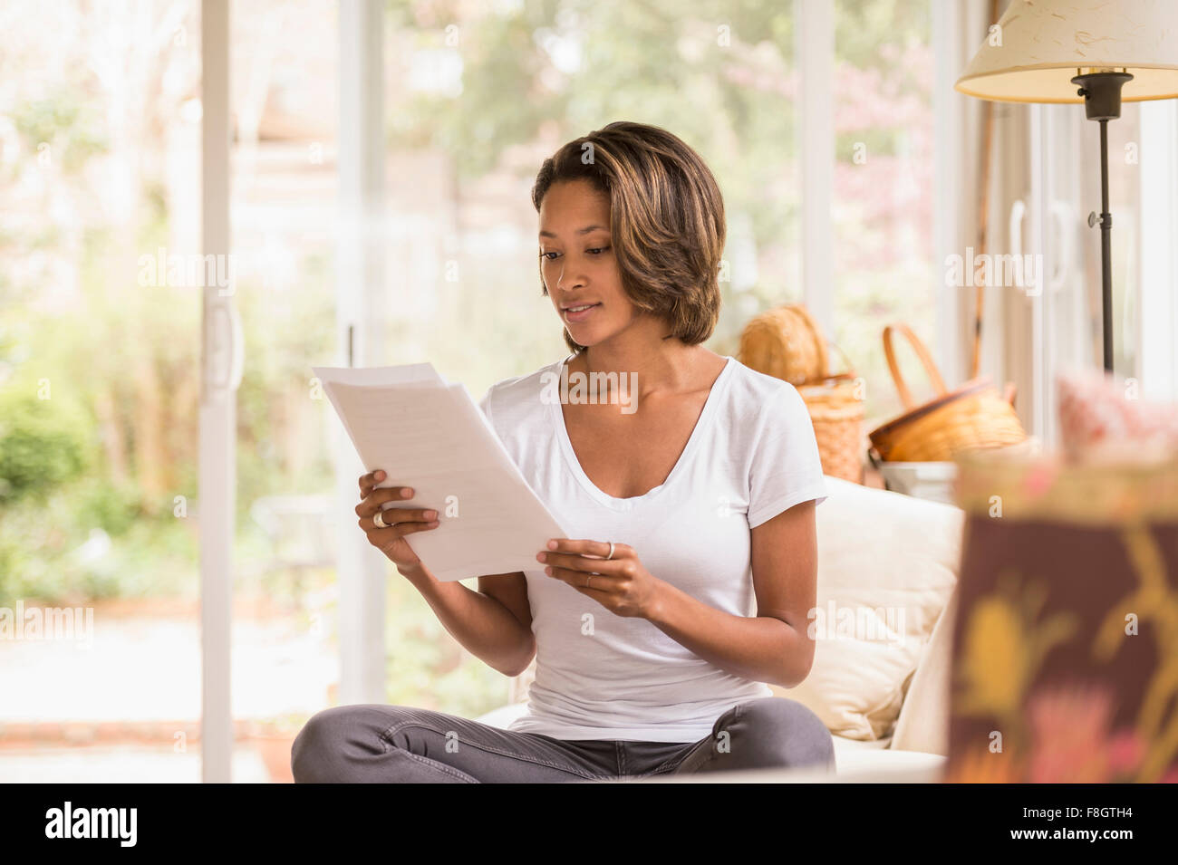 African american female reading hi-res stock photography and images - Alamy