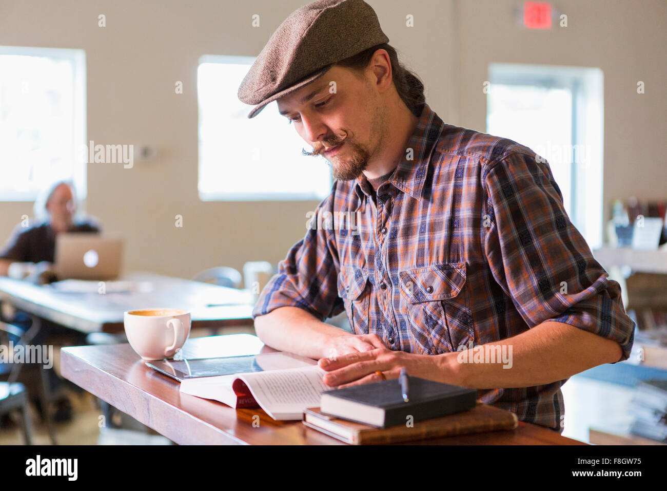 Reading activity book cafe leisure hi-res stock photography and images ...